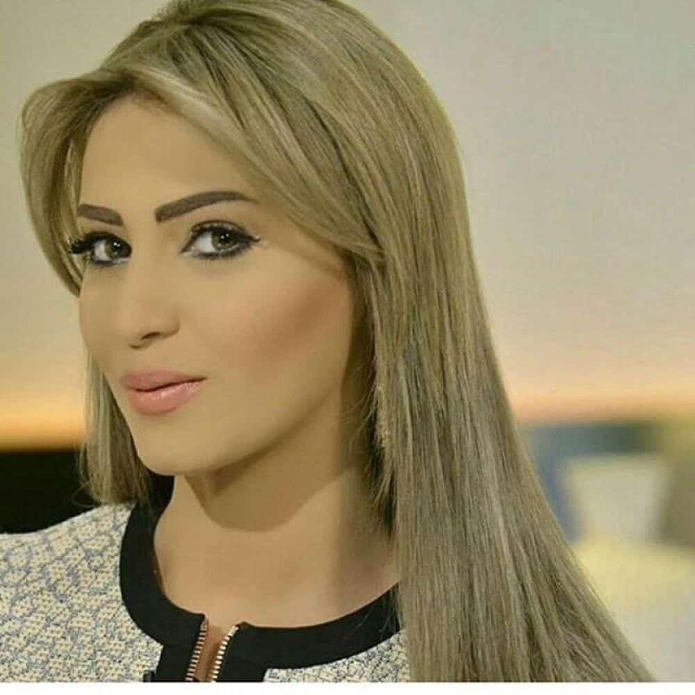 طريقة صبغ الشعر باللون الأشقر الزيتوني منزلياً والتعرف على الأدوات